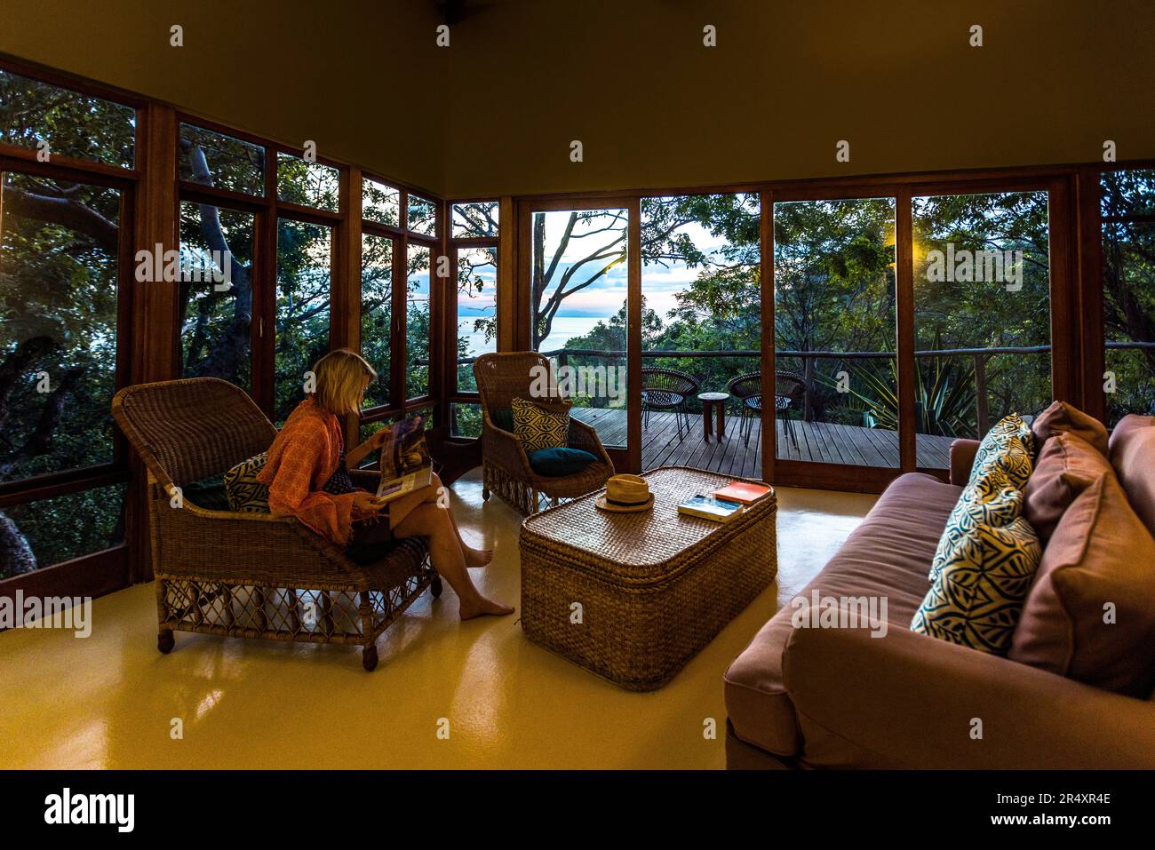 Salle de séjour et terrasse d'une villa indépendante à Pumulani Lodge ...