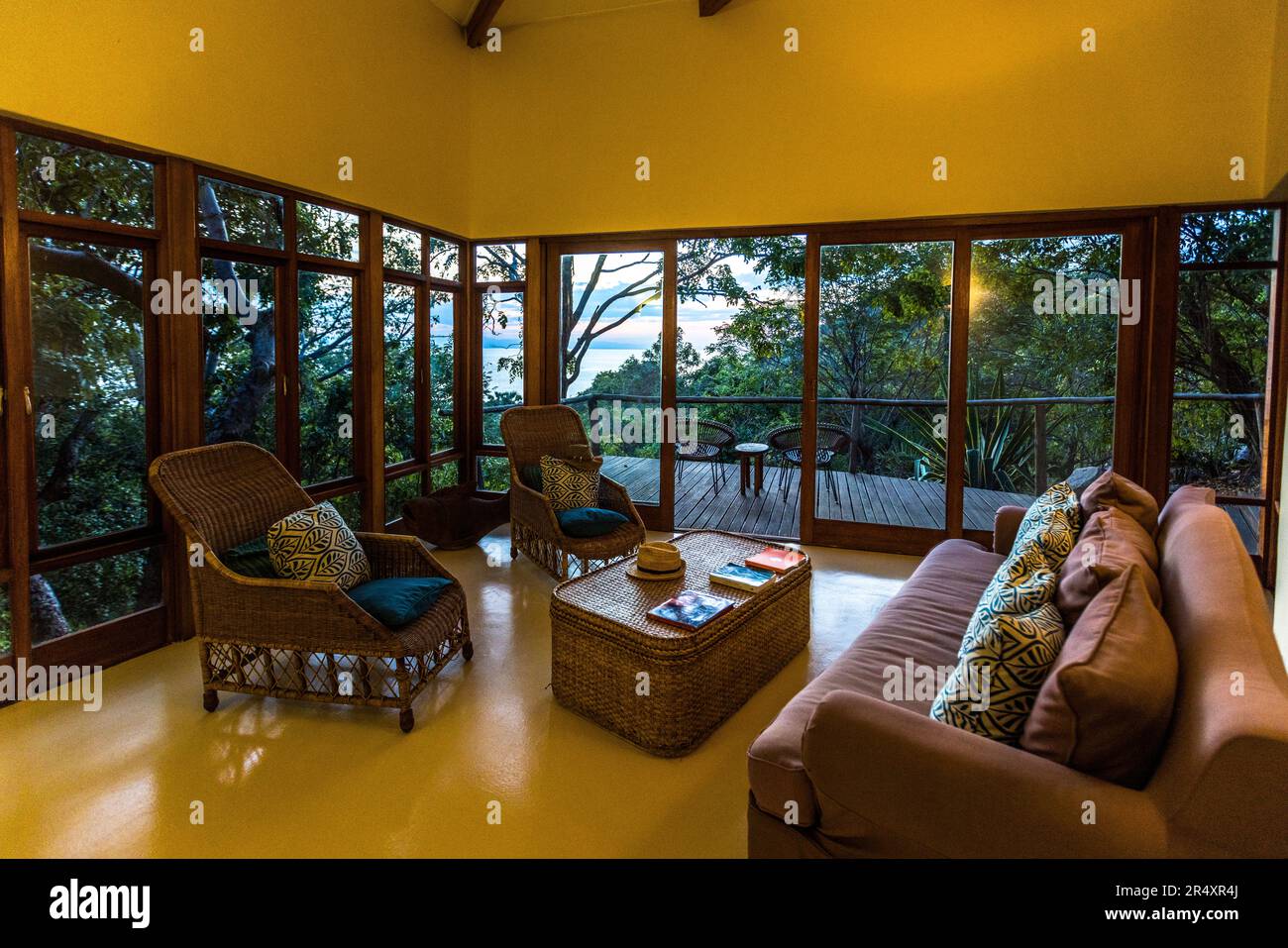 Salle de séjour et terrasse d'une villa indépendante à Pumulani Lodge ...