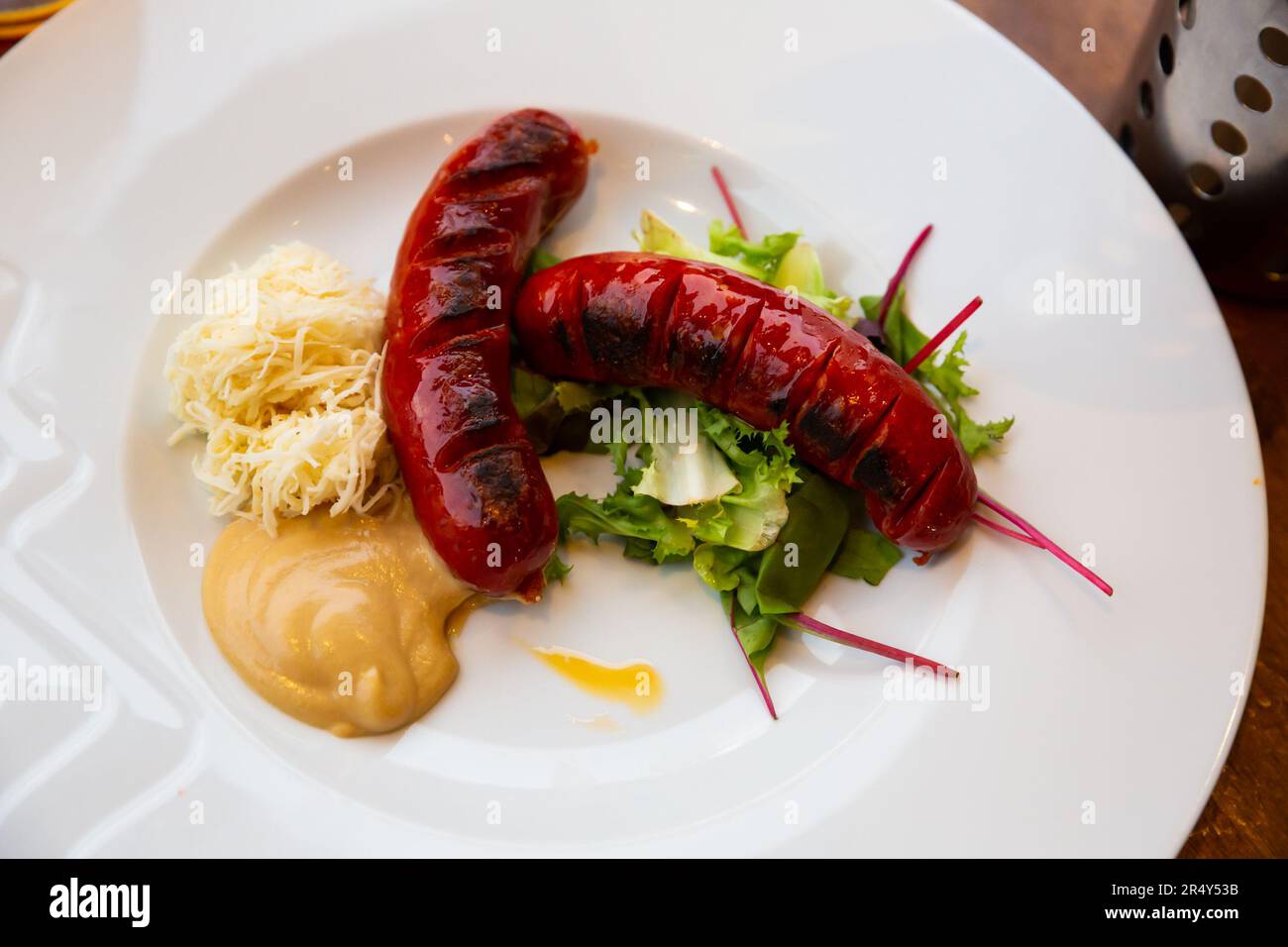 Saucisses appétissantes de viande grillée servies avec de la moutarde ...