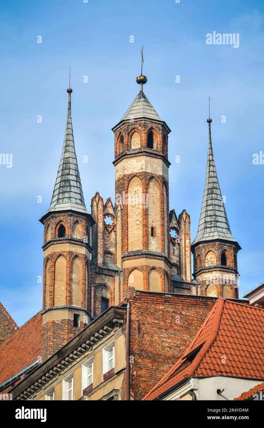 Tours d'église gothique à Torun, Pologne. L'église Sainte Marie est l ...