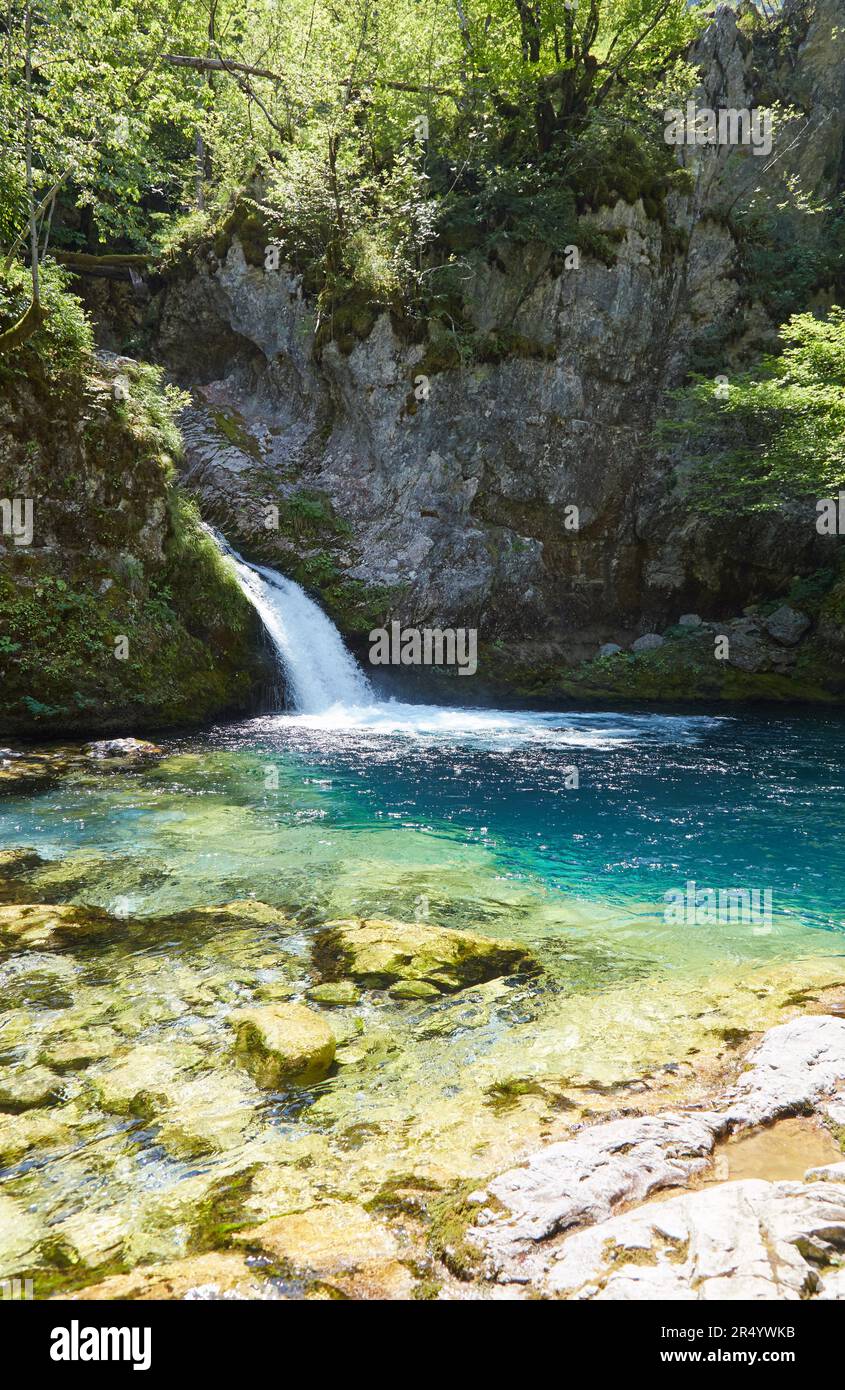 La randonnée panoramique jusqu'à la chute d'eau Theth et le printemps ...