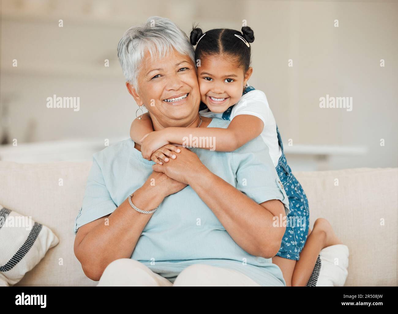 La famille, la grand-mère et le petit-enfant embrassent avec le sourire ...