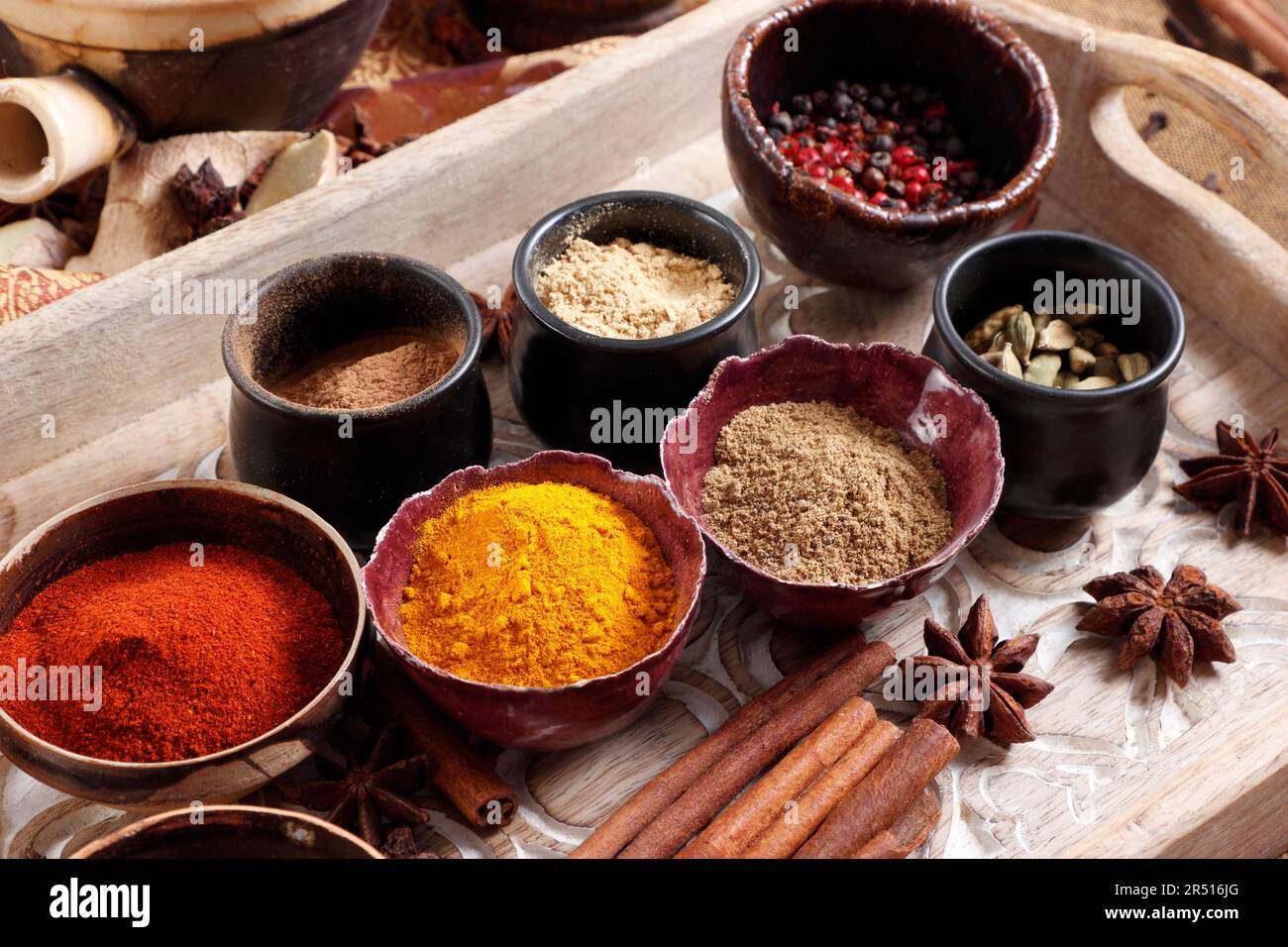 Différentes épices dans de petits bols sur un plateau en bois Photo ...