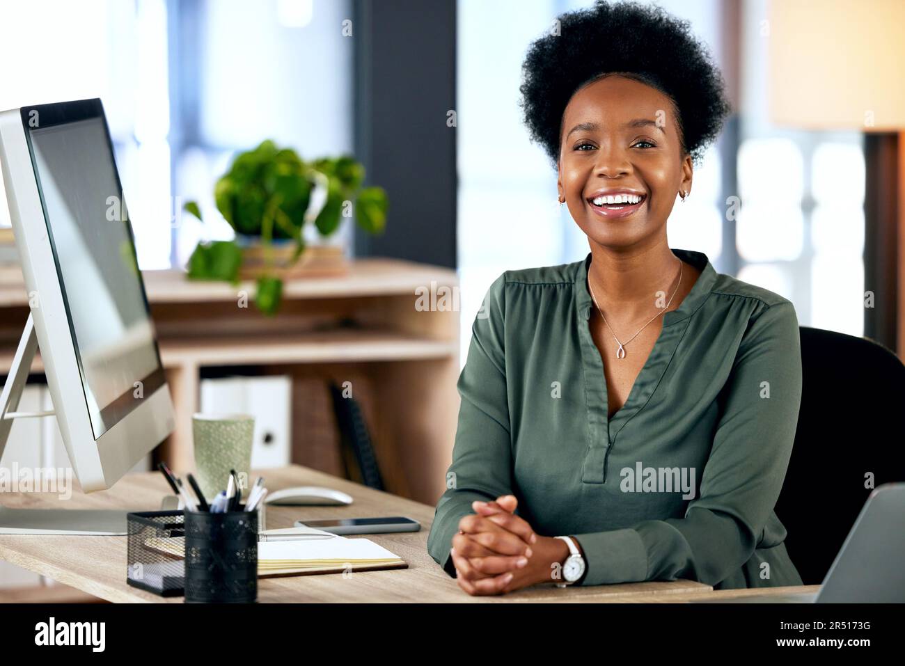 Bonheur, fierté et portrait de la femme noire au bureau avec le sourire ...