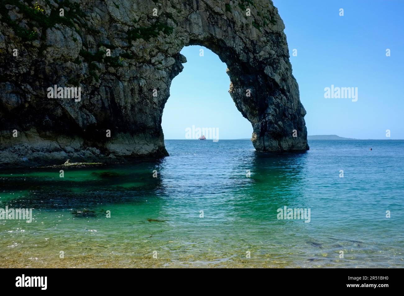 Durdle Door, une arche de pierre calcaire naturelle sur la côte ...