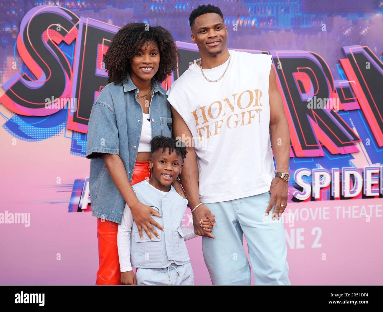 (G-D) Nina Earl, Noah Russell Westbrook, et Russell Westbrook arrivent ...
