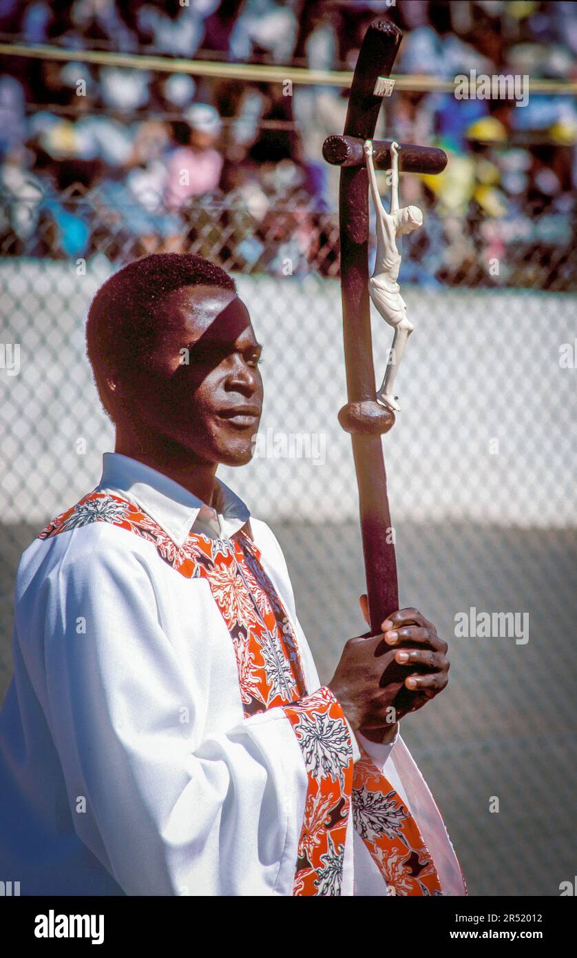 Mozambique, Maputo; prêtre catholique romain tenant un crucifix dans le ...