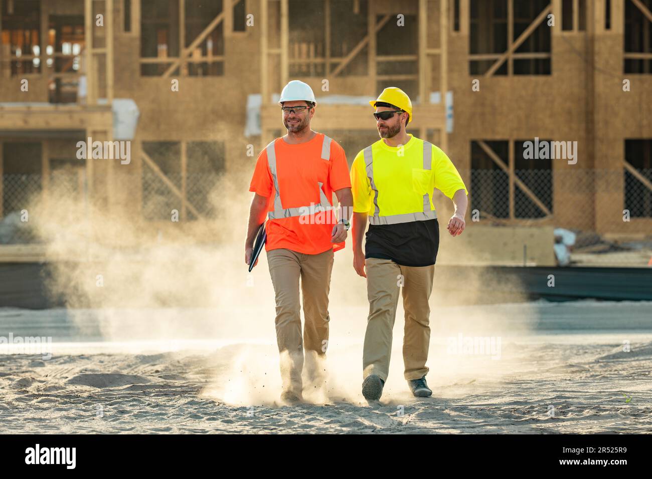 Les constructeurs au travail. Deux constructeurs dans un casque de chantier sur le chantier ...
