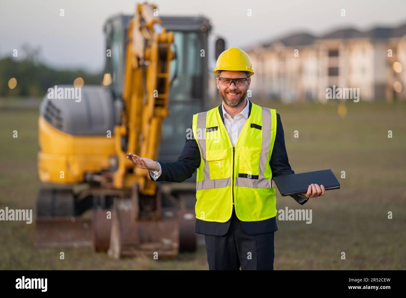 Travailleur de génie civil sur un chantier de construction. Ingénieur ...