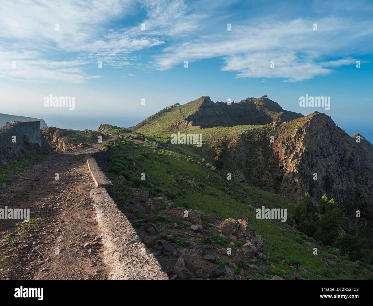 Route de terre au sommet des falaises abruptes de la Merica, sentier de ...