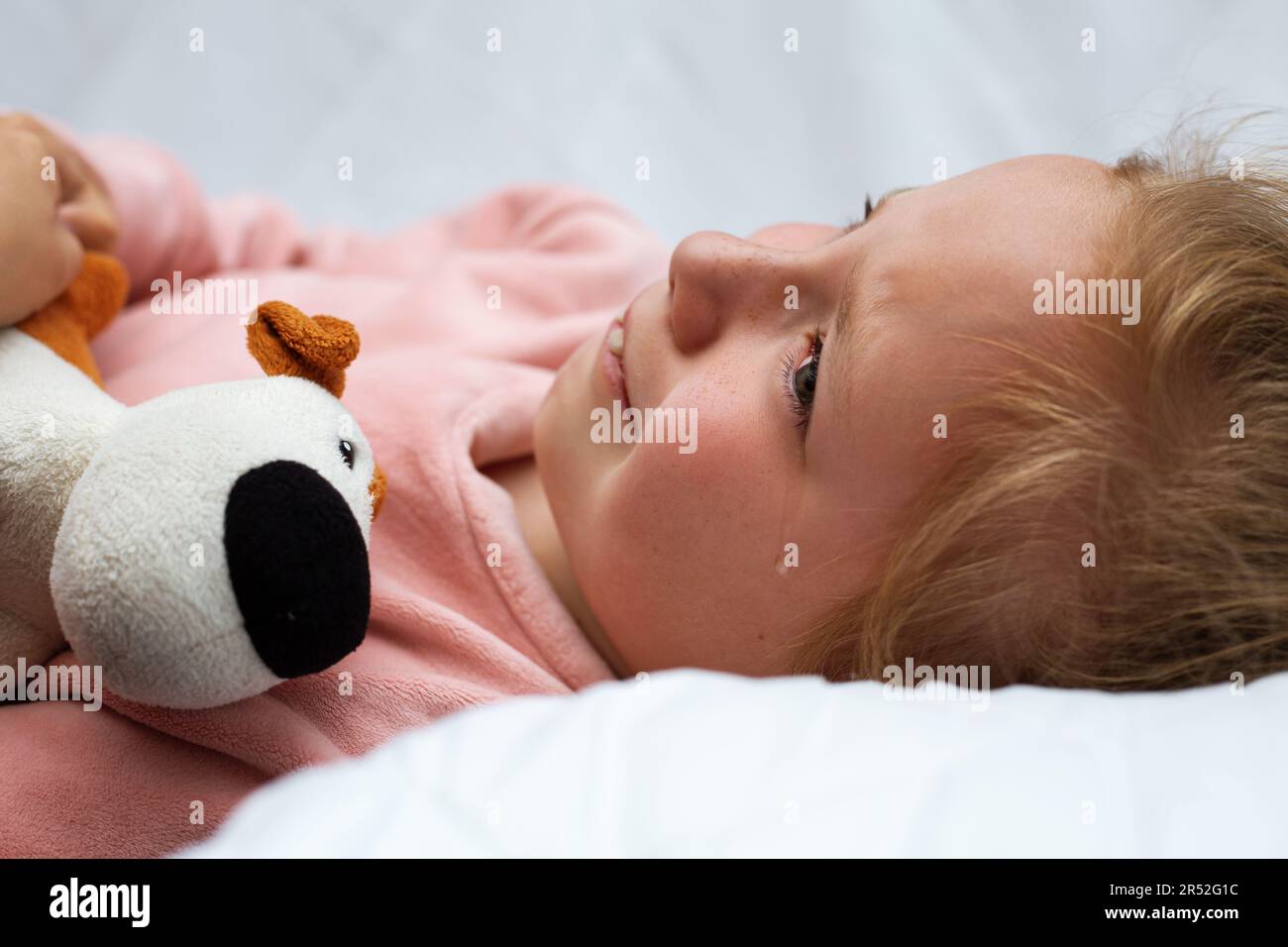 Portrait de petite fille pleure petite larmes roulantes émotion ...