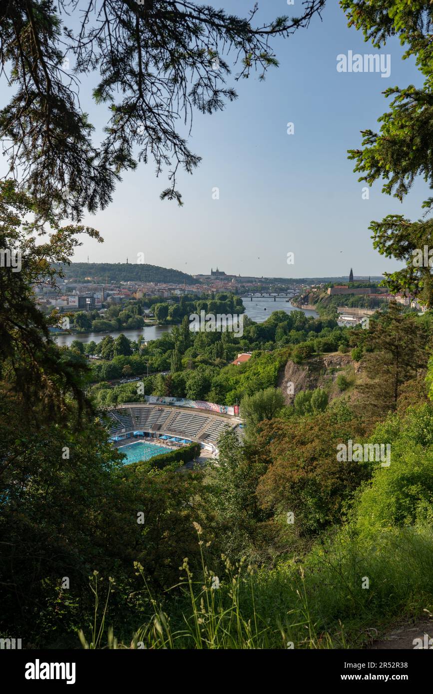 Bridges over swimming pool Banque de photographies et d’images à haute ...