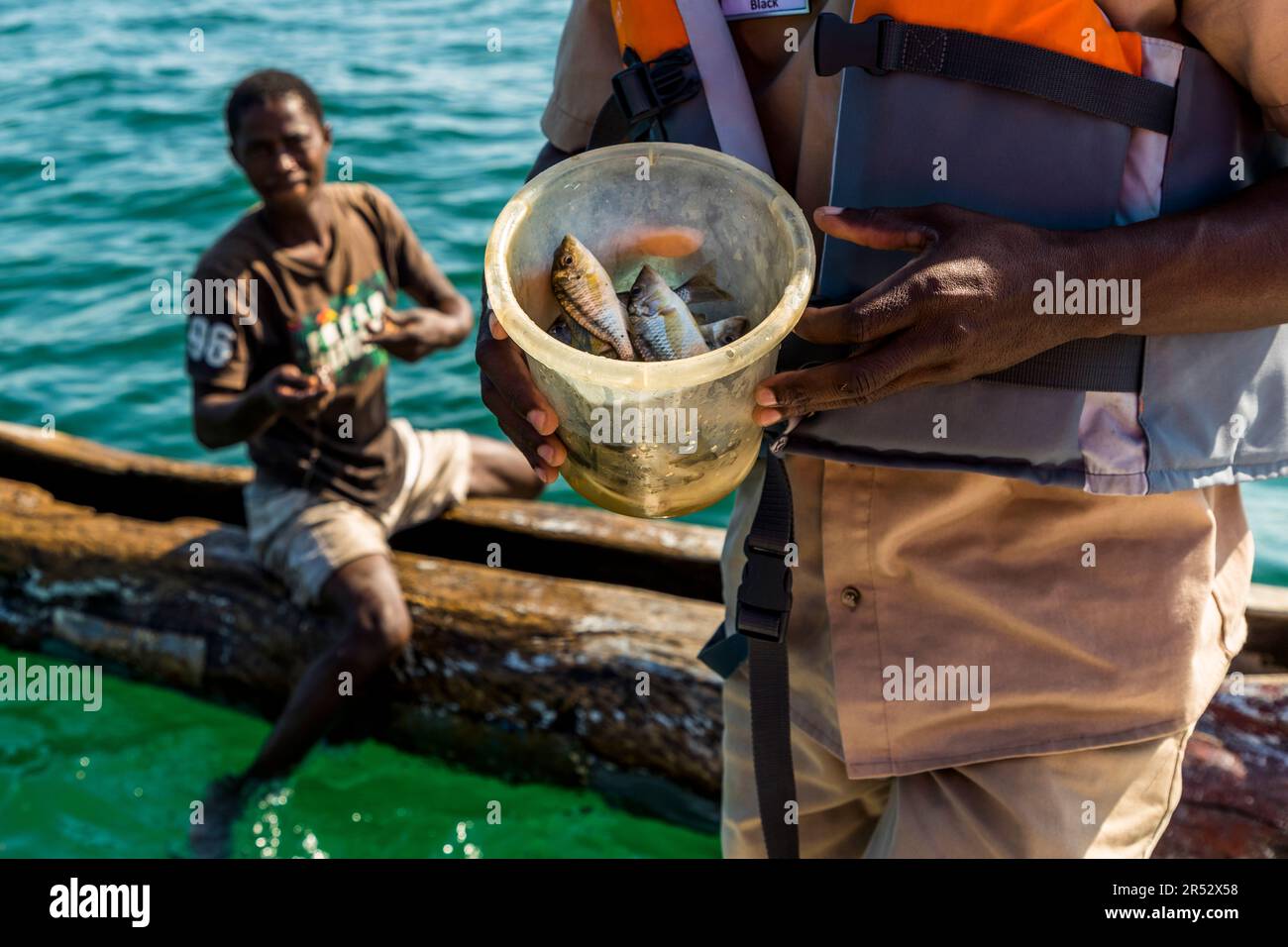 Un pêcheur vend sa prise directement du bateau. Lac Malawi, Cap Maclear ...