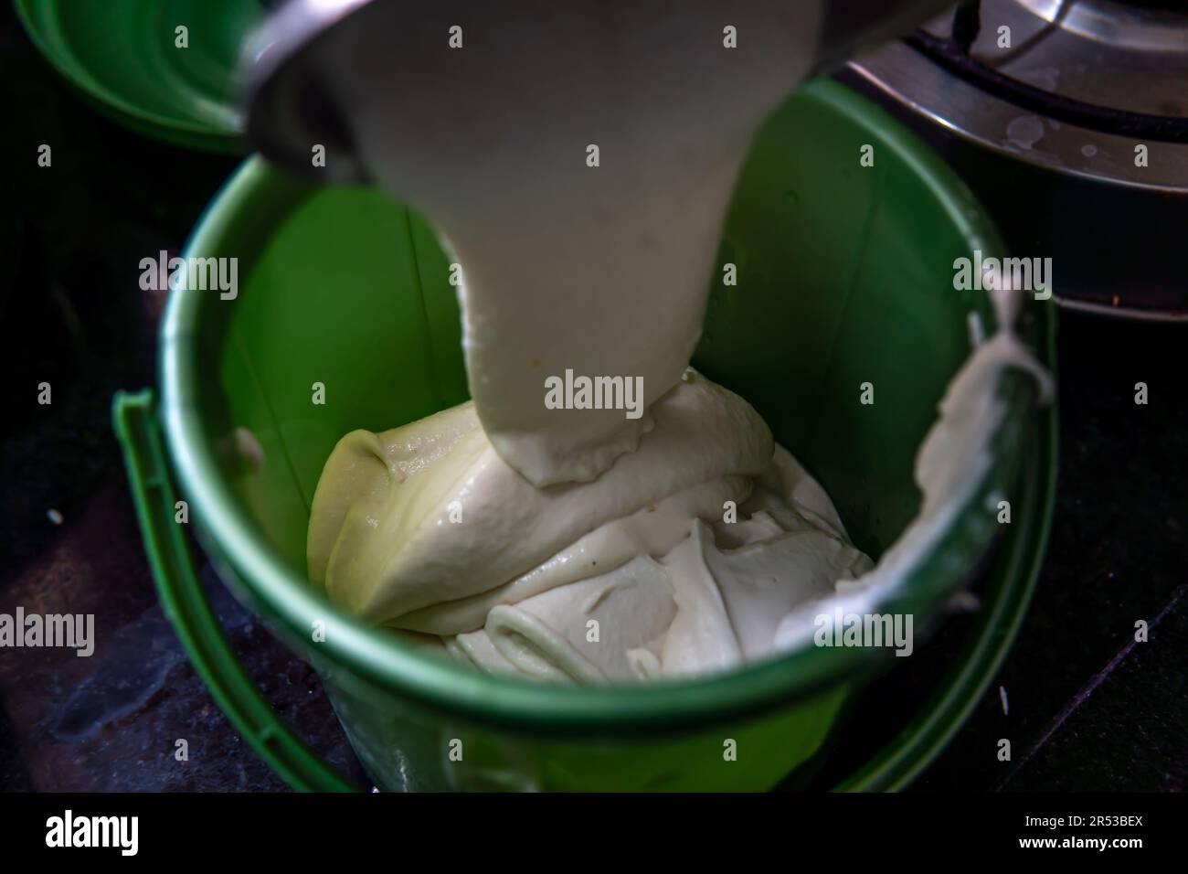 Dosa maison fraîchement préparée et la pâte aux jus, avec une texture ...