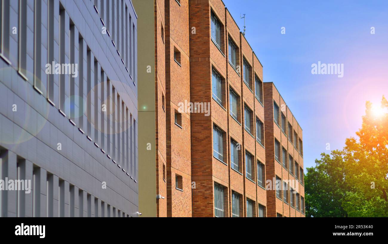 Éco-architecture. Détails de la façade en verre et panneaux en ...