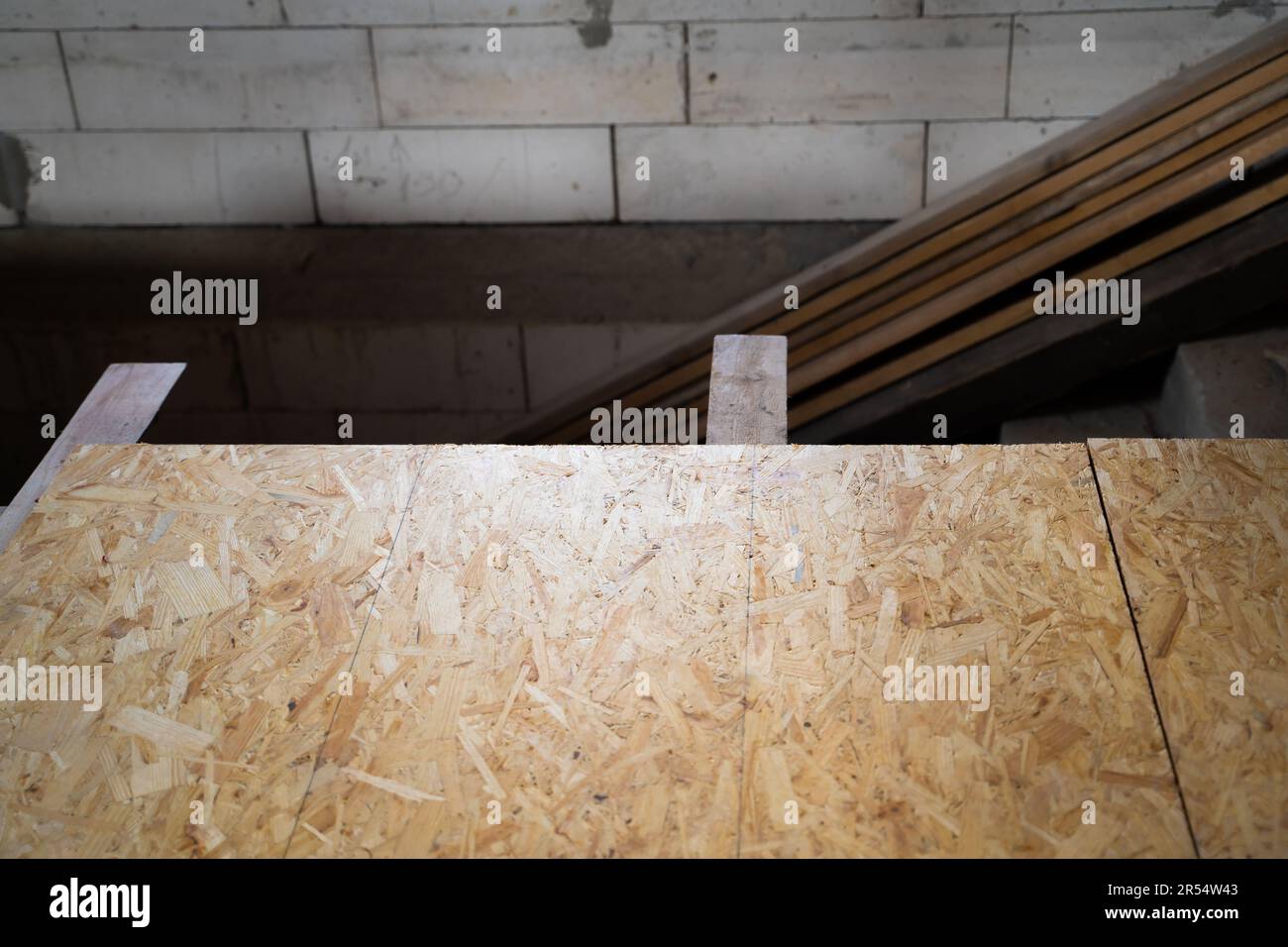 Le panneau OSB est posé comme sous-sol. Dalle de bois sur un chantier ...