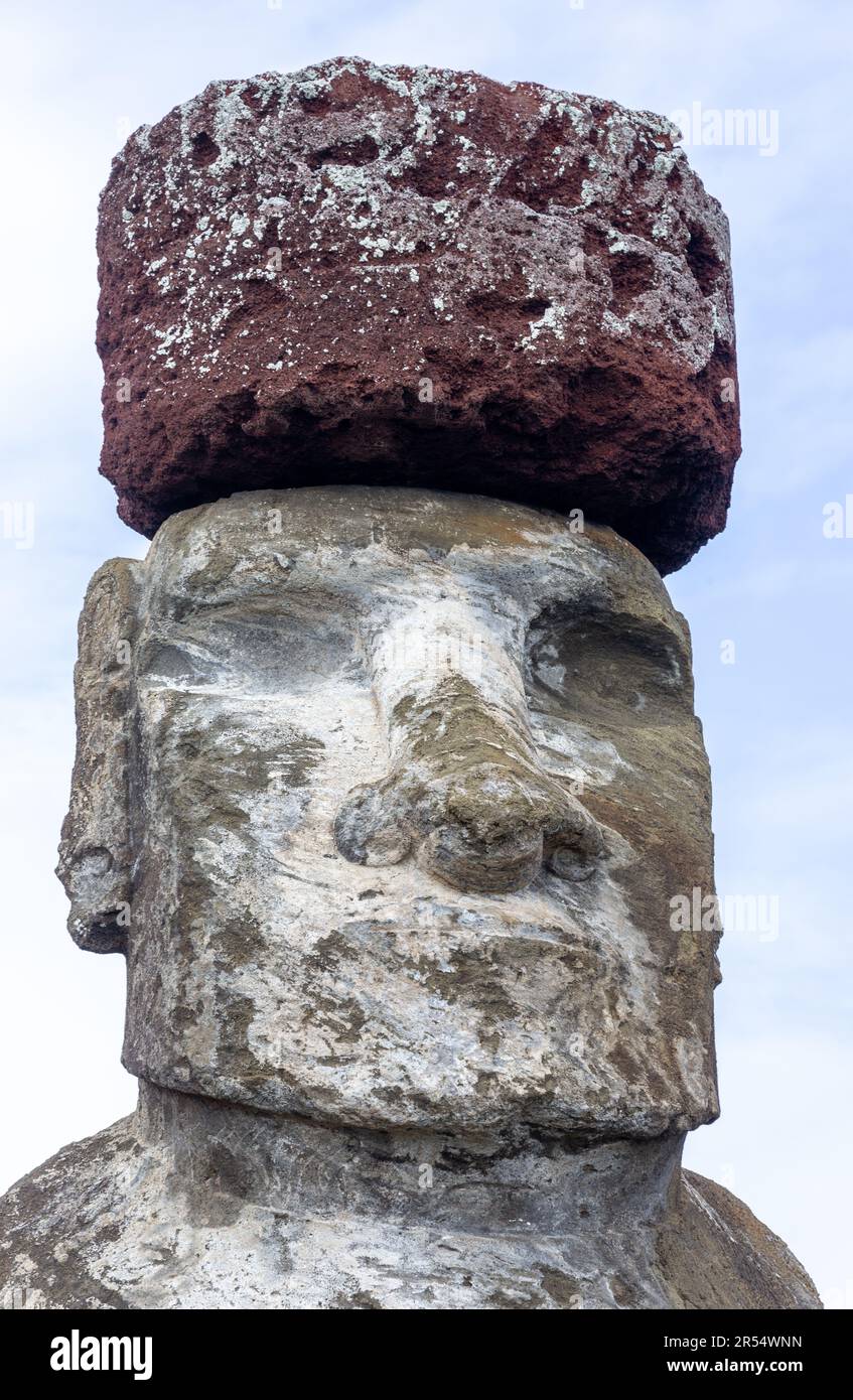 Tête de statue isolée Moai King, Red Hat gros plan vertical Portrait ...