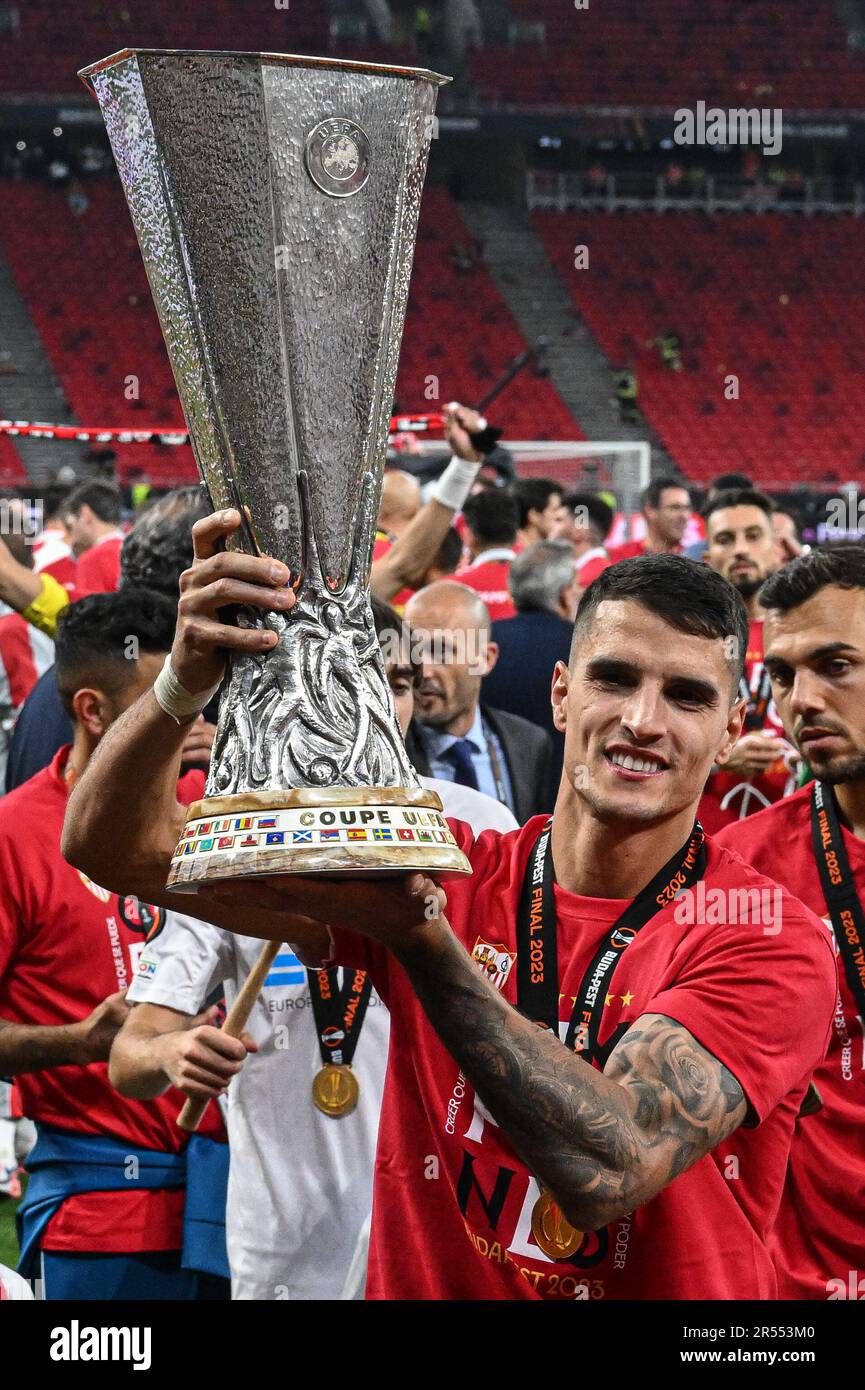 Budapest, Hongrie, 31/05/2023, Erik Lamela (17 Séville) avec le trophée ...