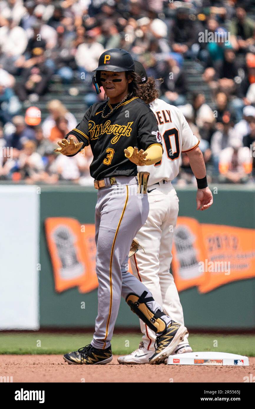 Ji Hwan Bae (3), le fieleur du centre Pirates de Pittsburgh, réagit ...