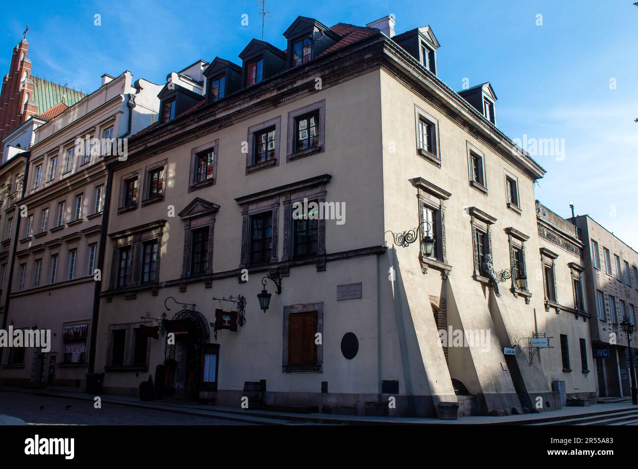 Varsovie, Pologne - 28 mai 2023 façade d'un bâtiment médiéval restauré ...