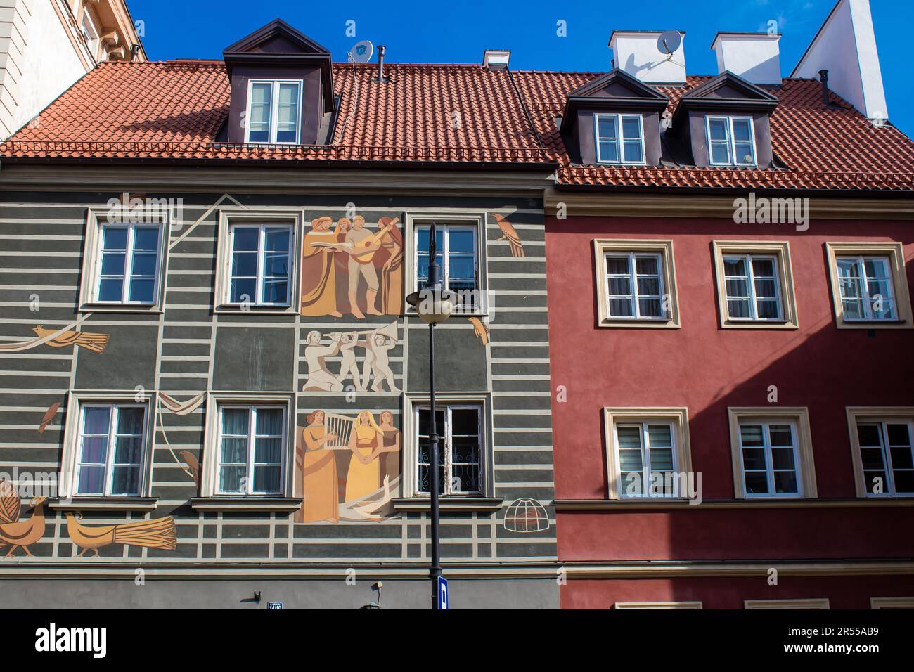 Varsovie, Pologne - 28 mai 2023 façade d'un bâtiment médiéval restauré ...