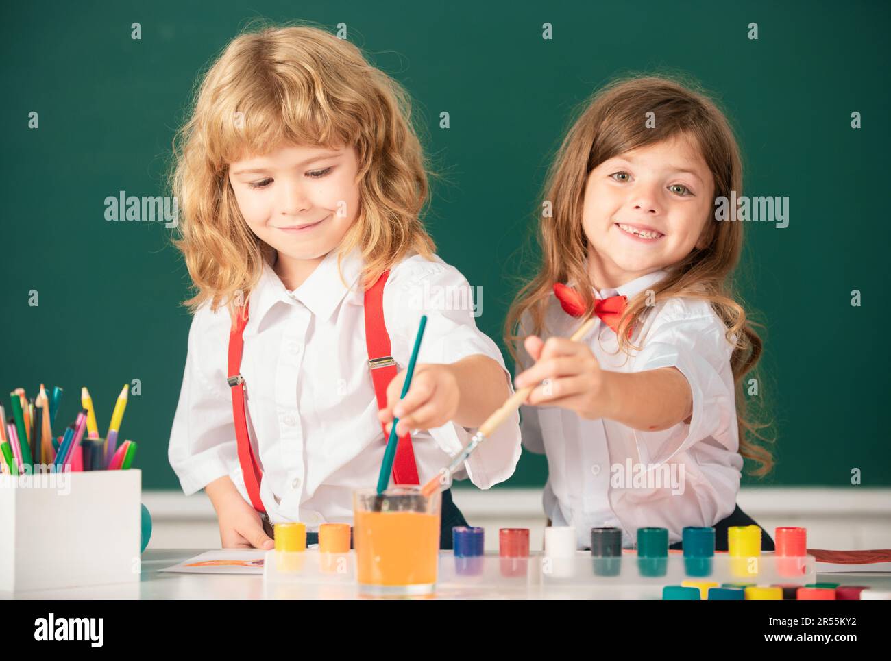 Adorables amis d'école dessin et peinture d'enfants à l'école ...