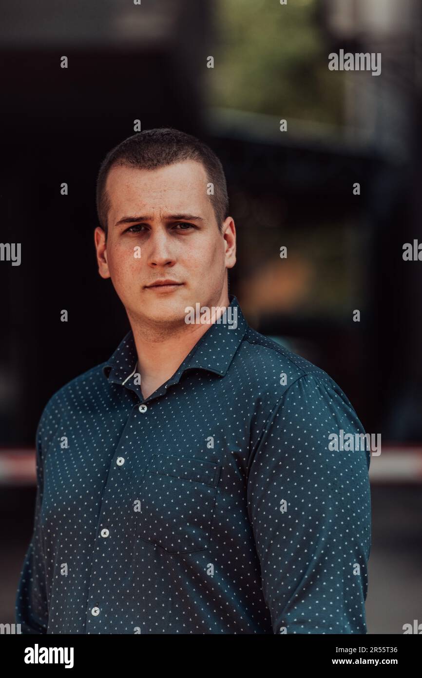 Portrait d'un homme moderne, qui respire la confiance et le style, sur ...