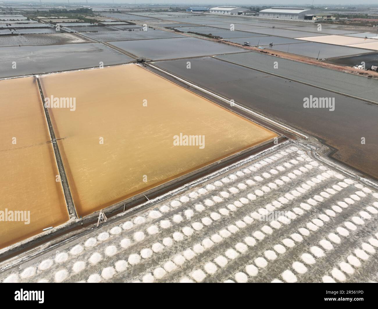 Vue aérienne de dessus mer ferme de sel. Pile de sel de saumure ...