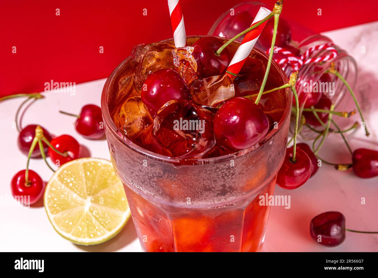 Boisson glacée à la cerise au cola, cocktail frais d'été fruité sans ...