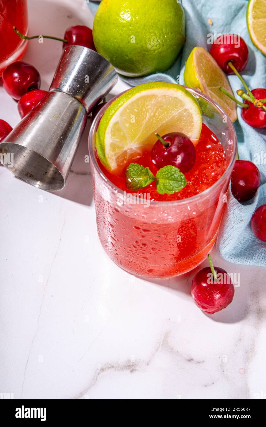Cocktail de sauce alcoolique à la cerise et au citron vert, boisson ...