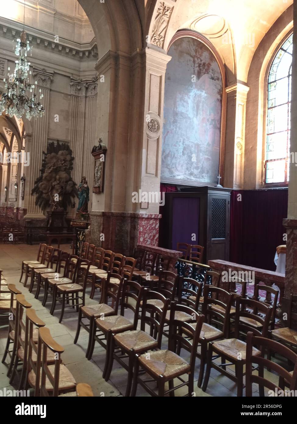 L'église Saint-Nicolas-du-Chardonnet, située à Paris au 23, rue des ...
