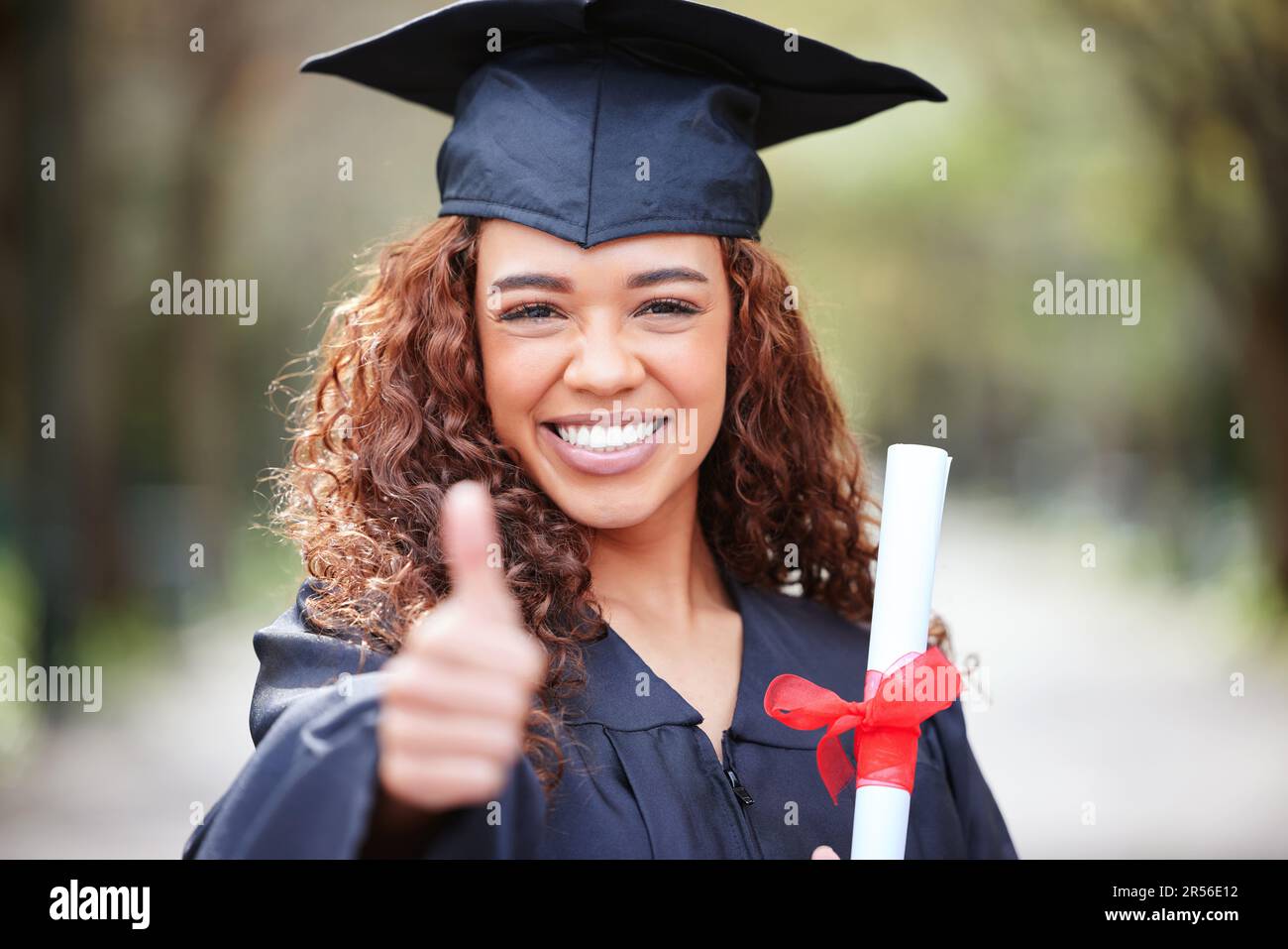Merci, portrait d'une femme avec les pouces vers le haut et le jour de ...