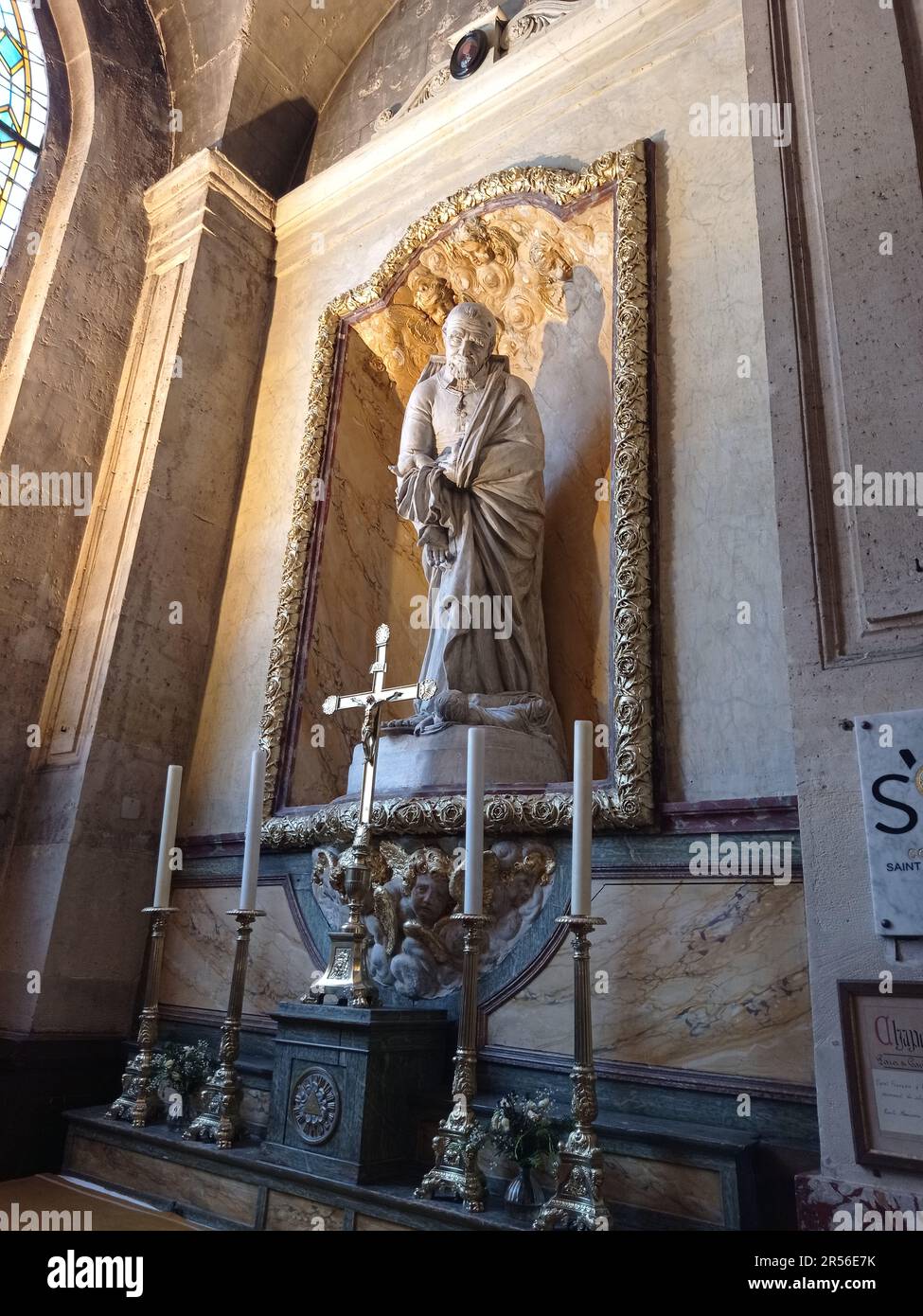 L'église Saint-Nicolas-du-Chardonnet, située à Paris au 23, rue des ...