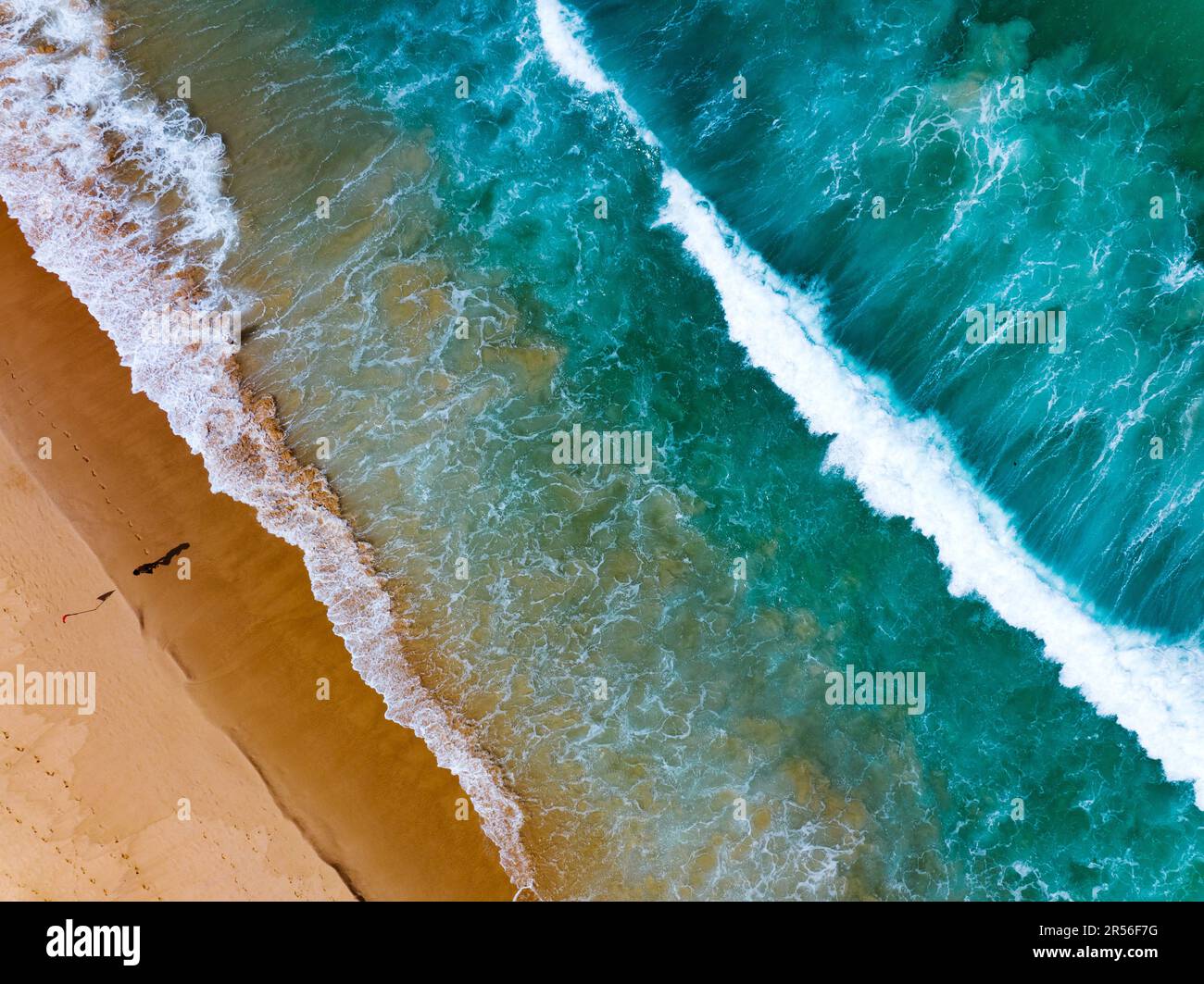 Vue aérienne de la mer des vagues qui se brisent vagues blanc des ...