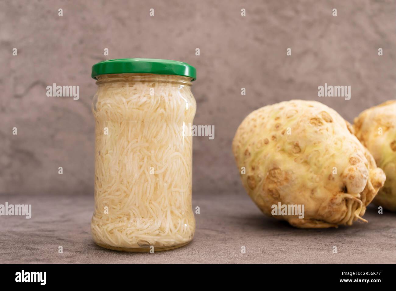 Salade de racine de céleri coupée en conserve dans un pot en verre avec ...