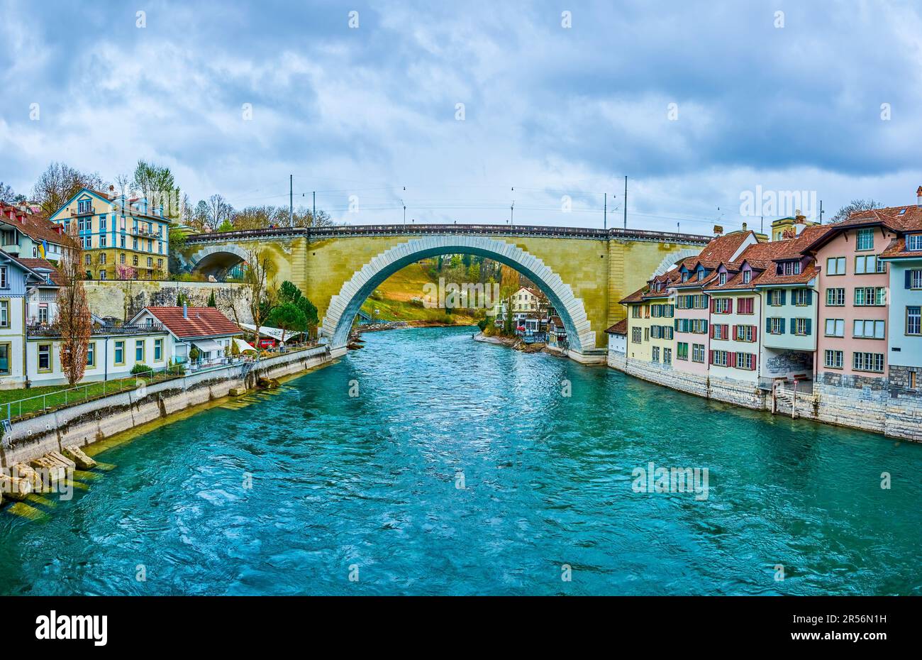 Le pont voûté de Nydeggbrucke est l'un des symboles de Berne, Suisse ...