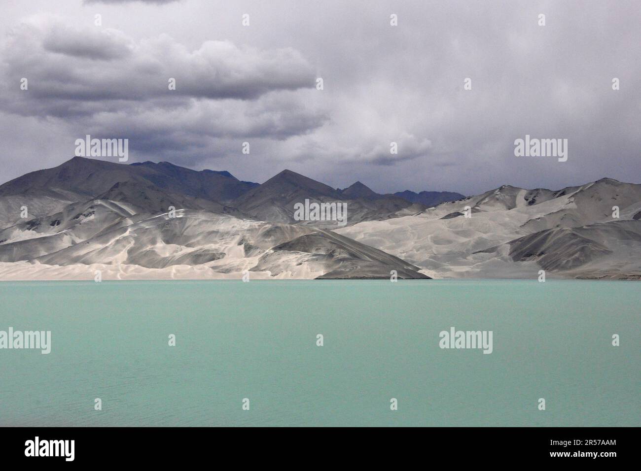 Karakul lake Banque de photographies et d’images à haute résolution - Alamy