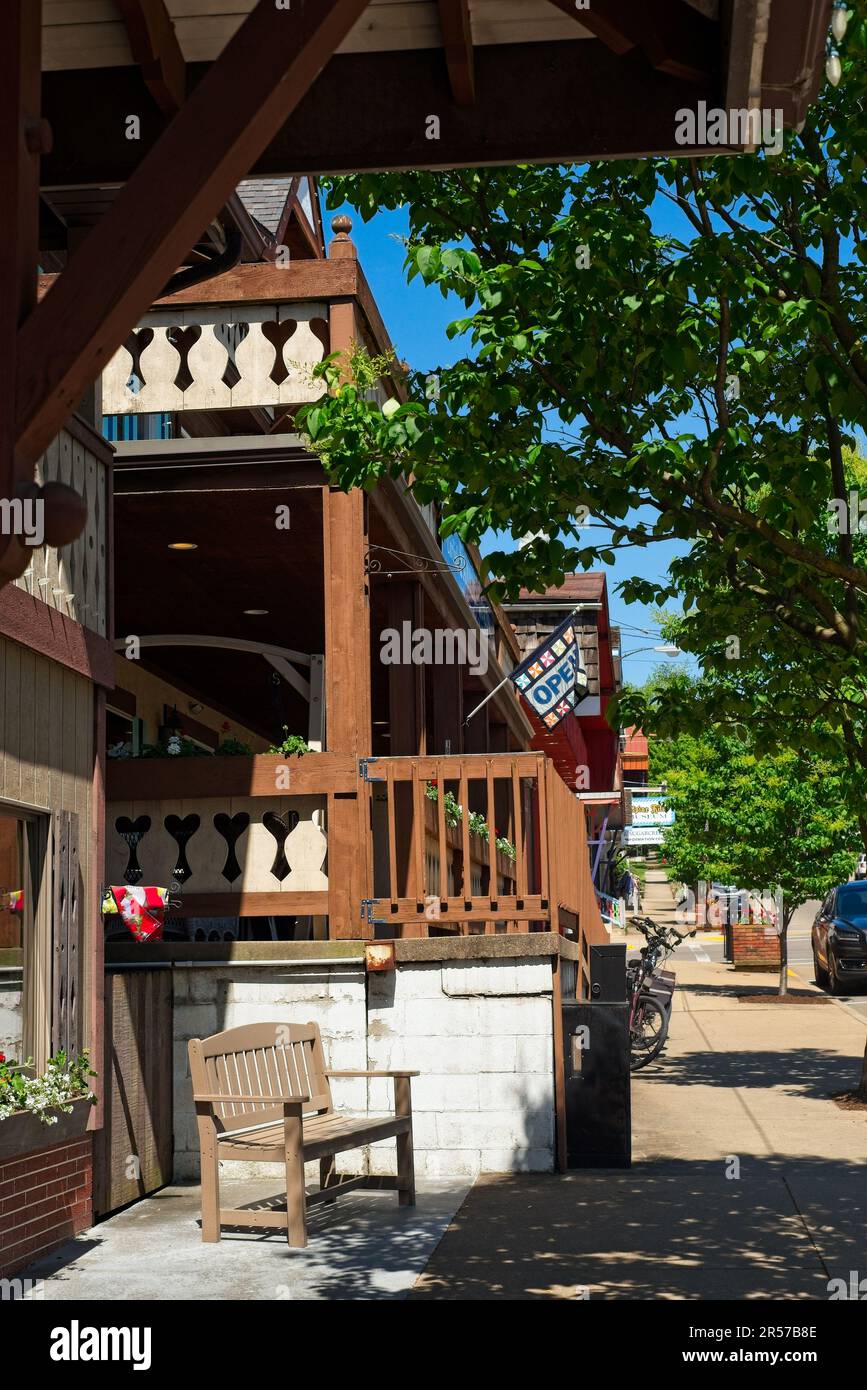 Les entrées couvertes dans l'architecture de style chalet suisse ...