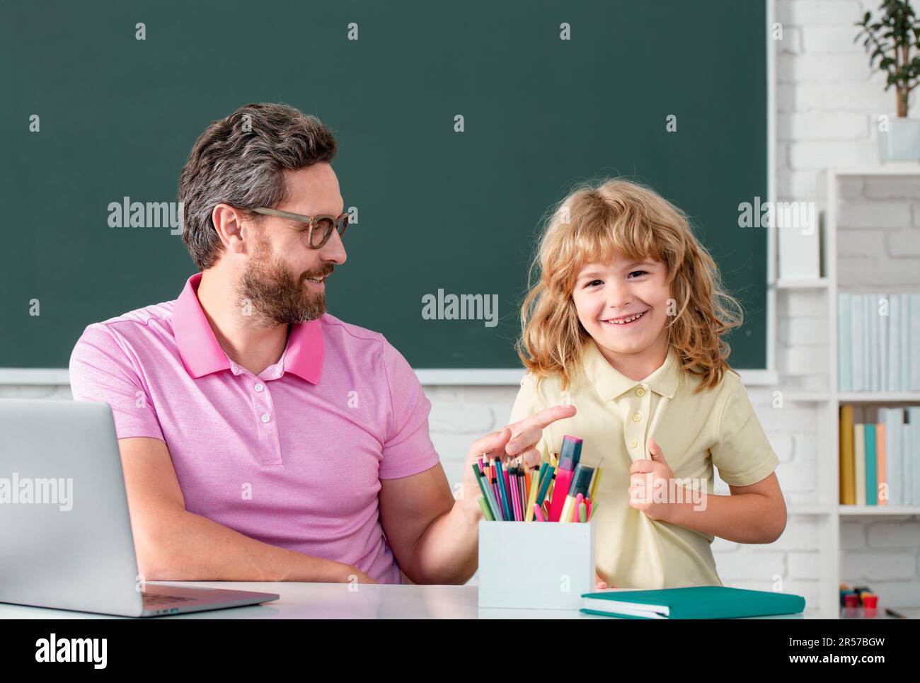 Professeur d'école avec un élève. Enseignant et élèves en classe. L ...