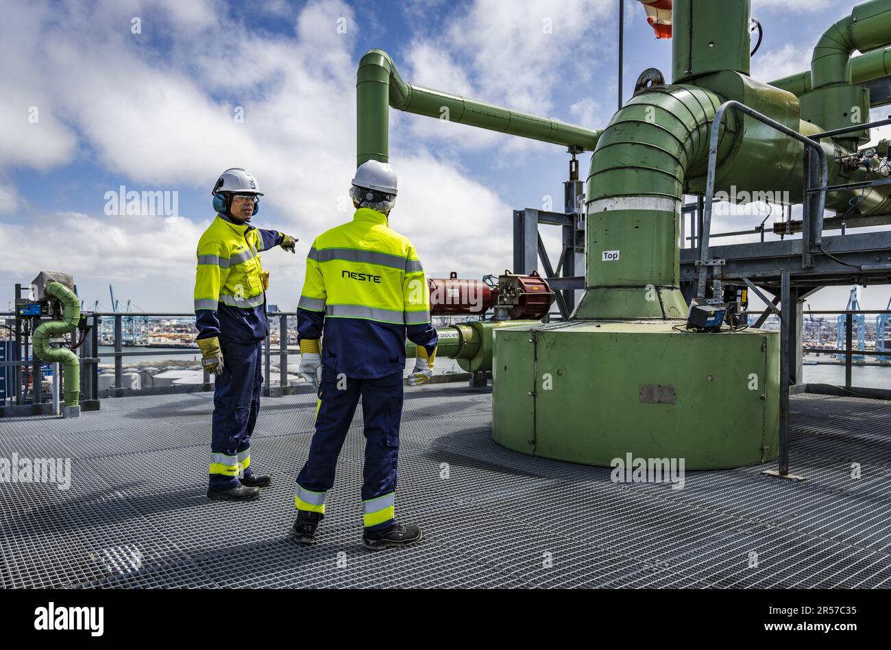ROTTERDAM - Employés sur le site de la raffinerie de Neste sur le ...
