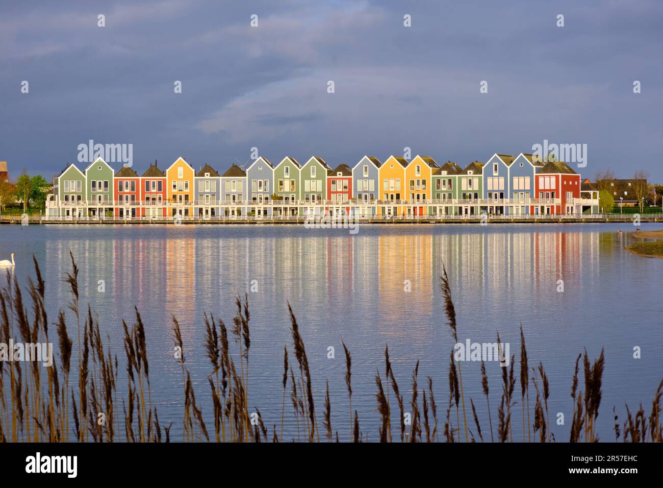Houten, pays-Bas - 25 avril 2023. Maisons en bois colorées au bord du ...