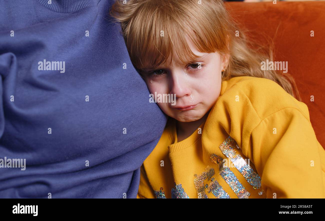 Offensé triste fille enfant pleure et ment sur la mère à la maison ...