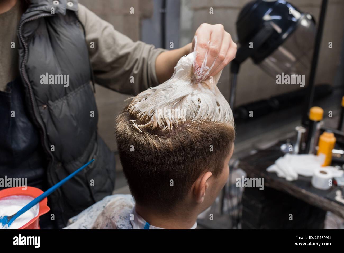 La main d'un coiffeur professionnel dans le processus de teinture des ...