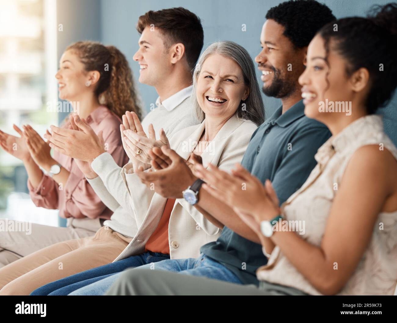 Clapping, réunion d'affaires et portrait de femme pour la célébration ...
