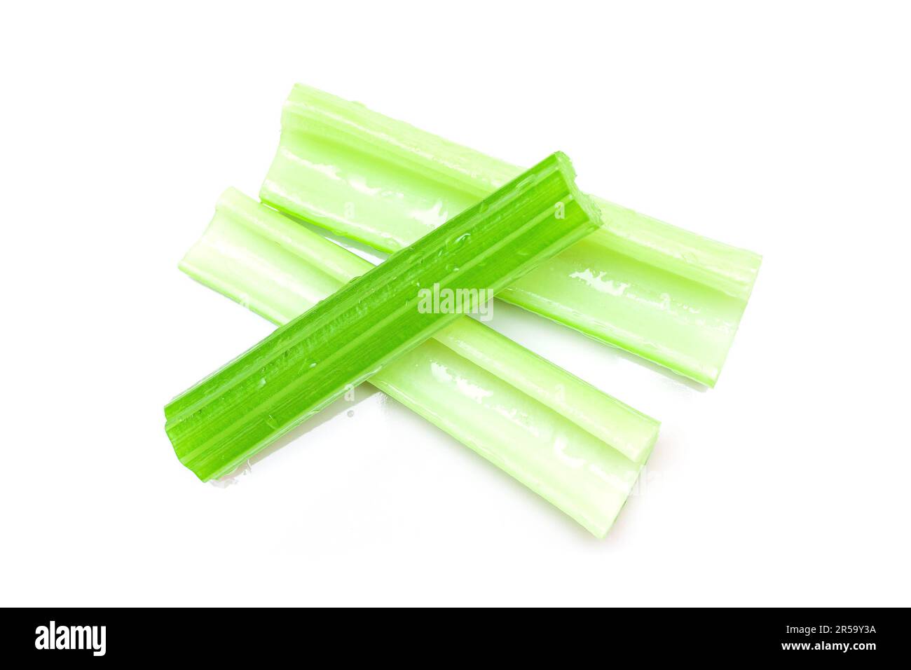 Bâtonnets de céleri frais coupés avec gouttes d'eau isolées sur fond ...