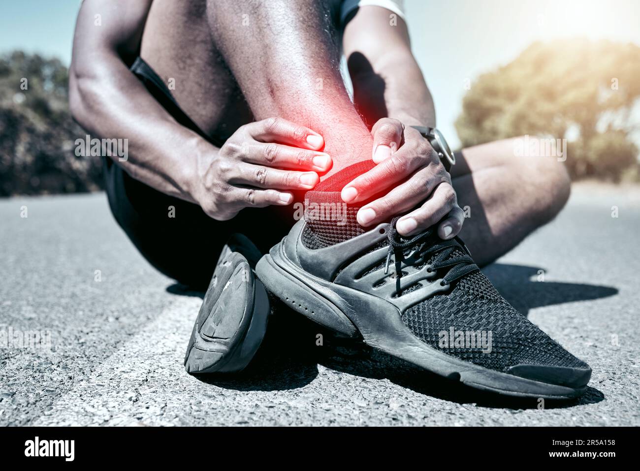 Fitness, cheville et douleur avec un homme de sport tenant une blessure ...