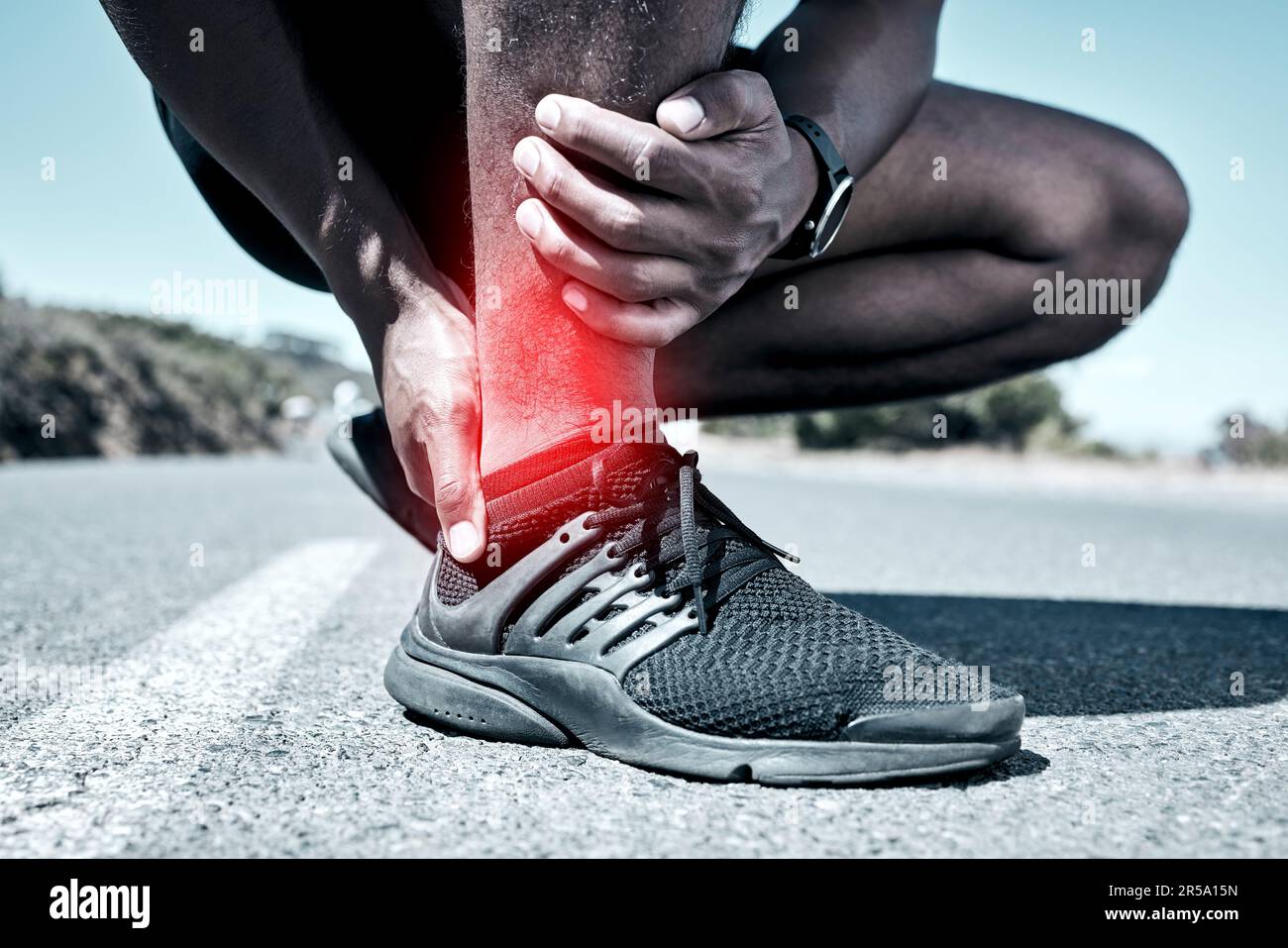 Fitness, cheville et blessure avec un sportif tenant son articulation ...
