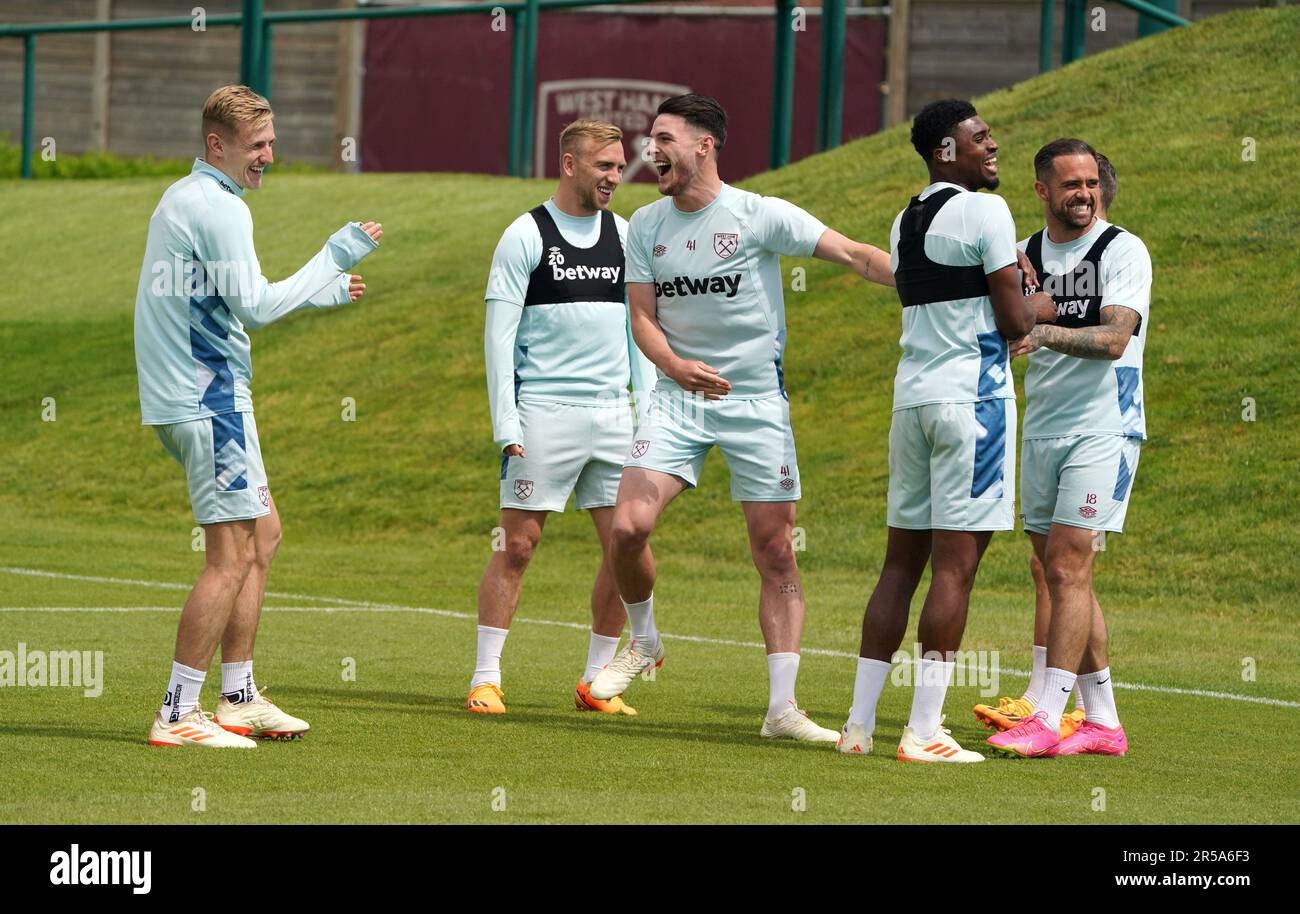 Declan Rice (au centre) de West Ham United rit avec ses coéquipiers ...