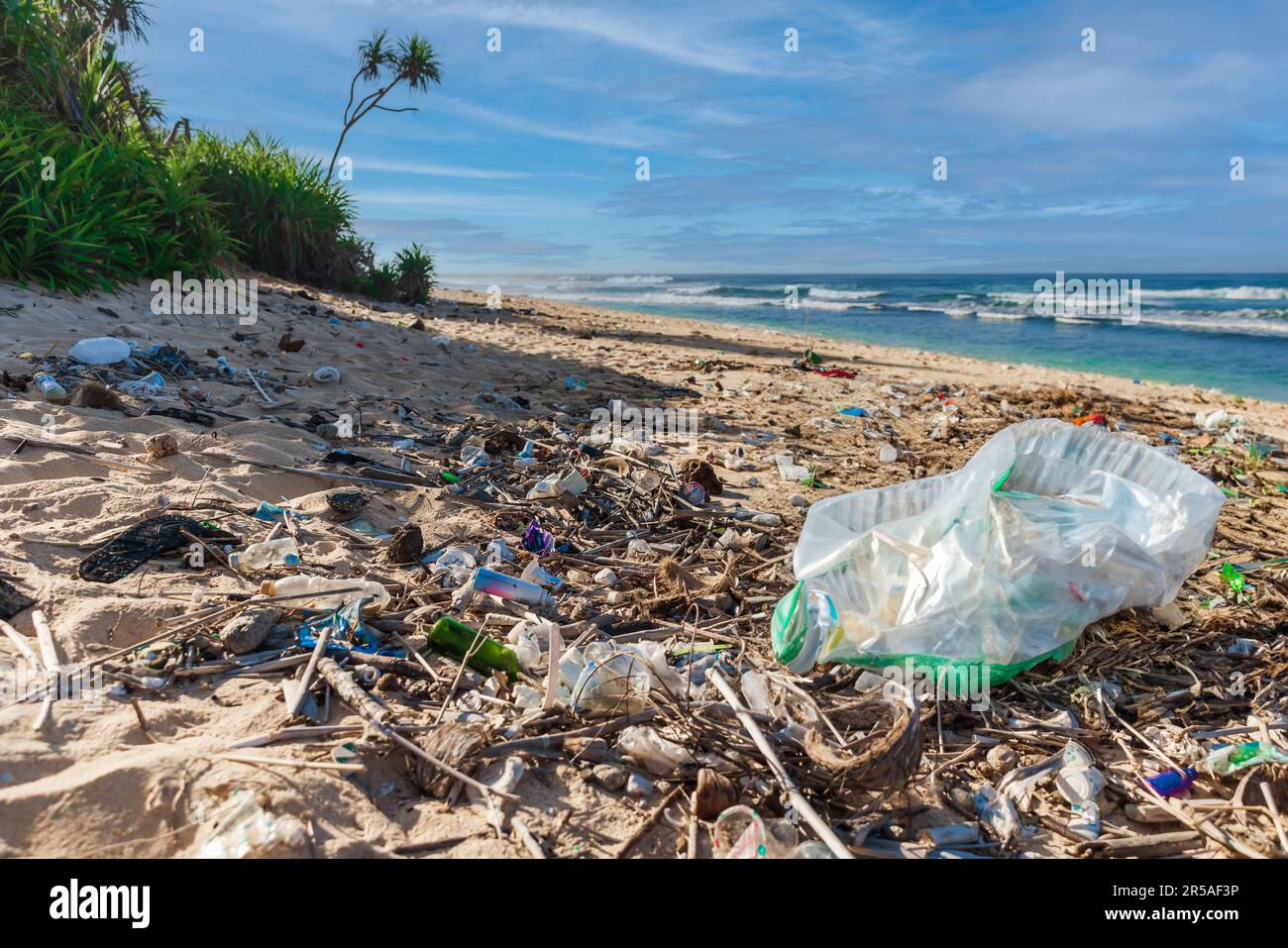 Plage de l'océan et déchets en plastique dans l'île de Bali. Pollution ...