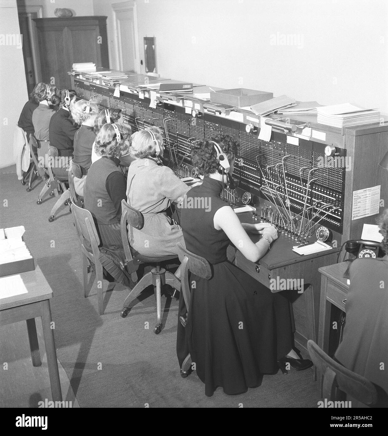 Téléphonie dans le 1950s. Les femmes travaillant à un standard ...